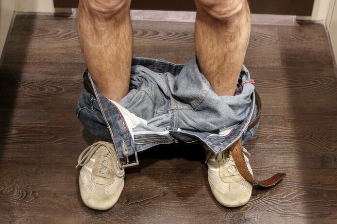 Man loopt met broek op zijn enkels door Den Bosch: ‘Iets te diep in het ...