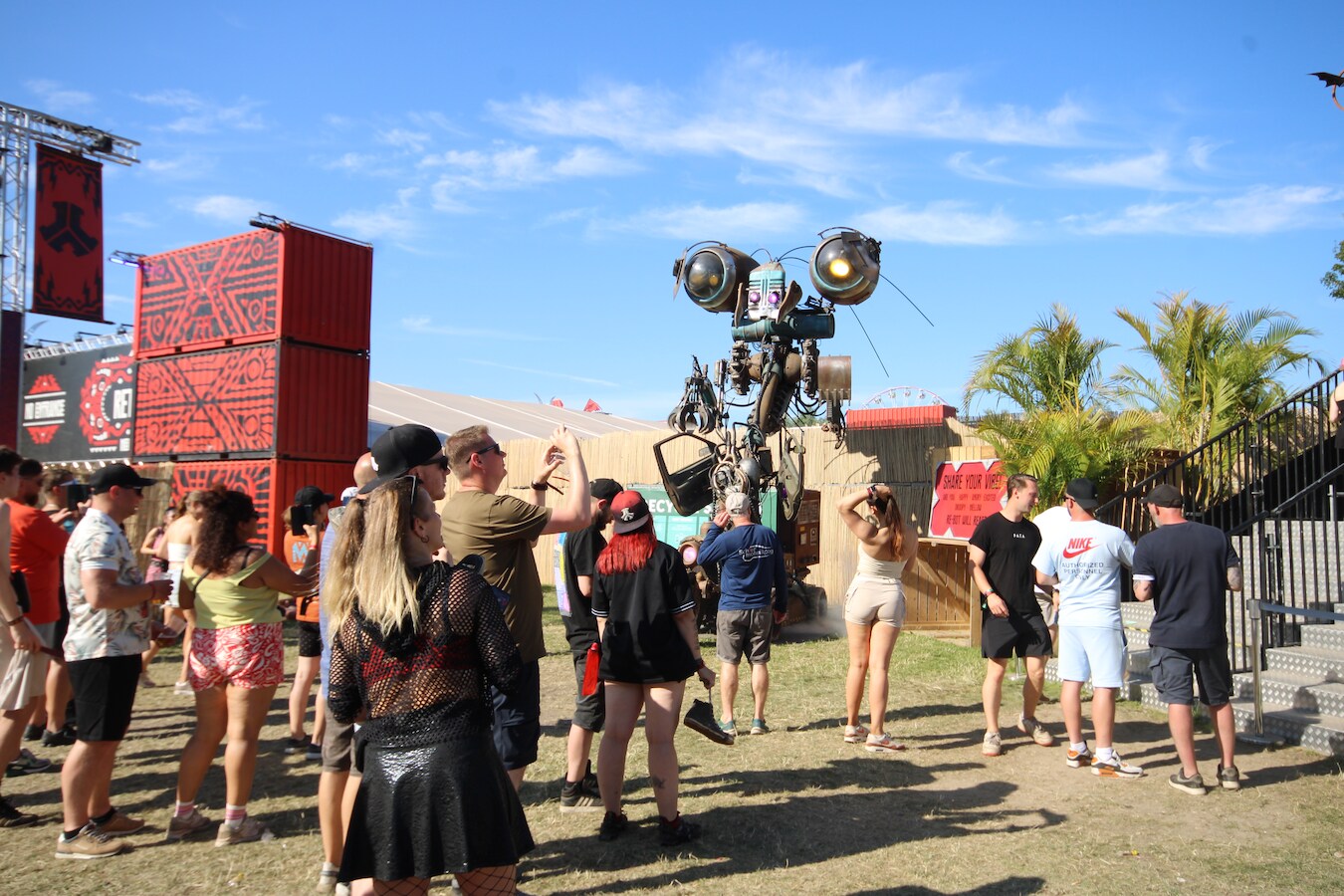 Bas maakte 8 meter grote robot van schroot, die als dj Defqon op z’n ...