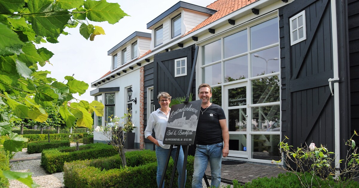 B&B Oostmolenhoeve in Goes: In de oude fruitschuur staat nu een Chesterfield | Zeeland | BN ...