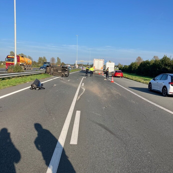 Auto belandt op zijkant bij Etten-Leur: verkeer A58 tijdelijk via ...