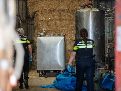 Drugslab tussen paardenstallen, verstopt achter hooibalen: taak- en ...