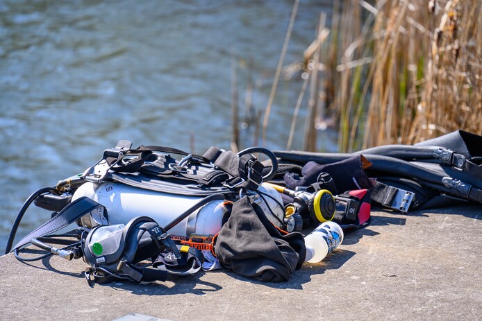 Gooiden de daders van de liquidaties in Oosterhout hier iets weg? Duikers in Breda weer op zoek ...