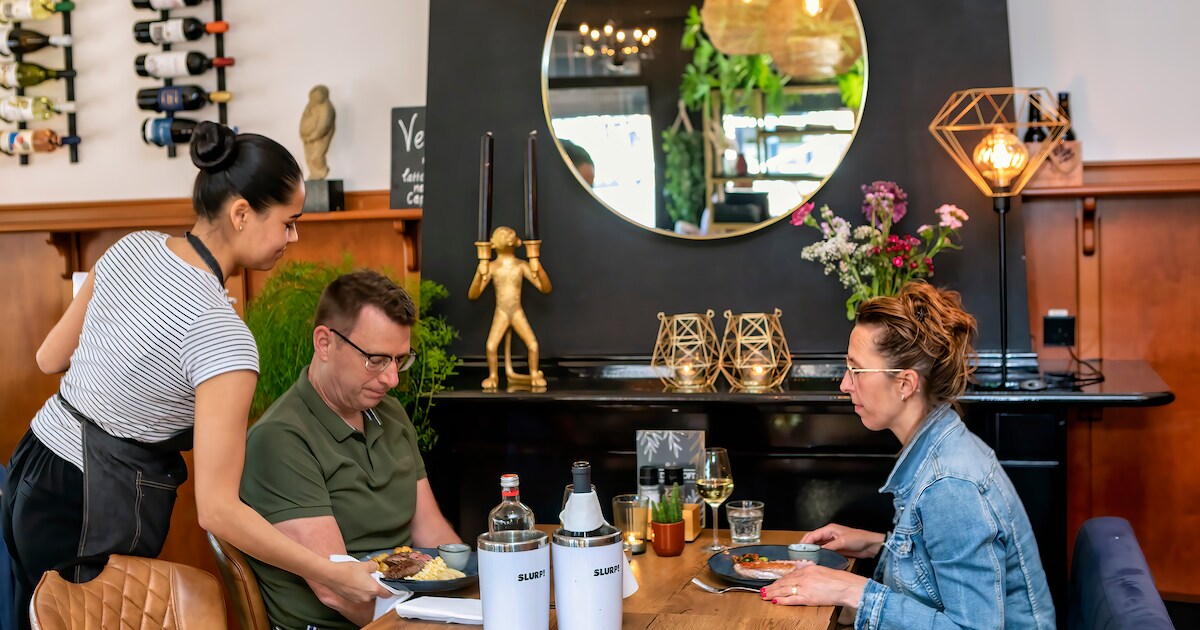 Van der Hooft heeft veel aandacht voor gast en gerecht, dat geeft ...