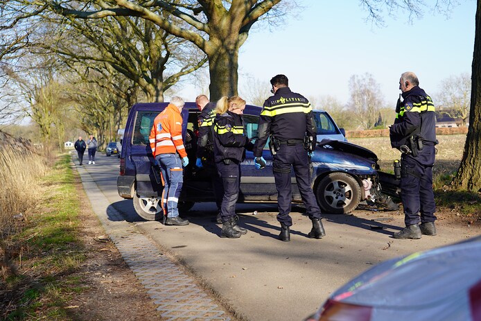 Auto met baby botst tegen boom in Dorst | 112 nieuws Oosterhout | bndestem.nl