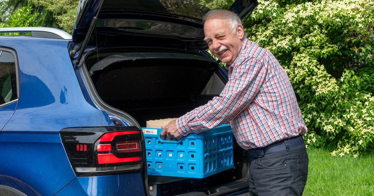 Wat Martin doet, mag eigenlijk niet, zegt PostNL: ‘Maar het is zo veel ...