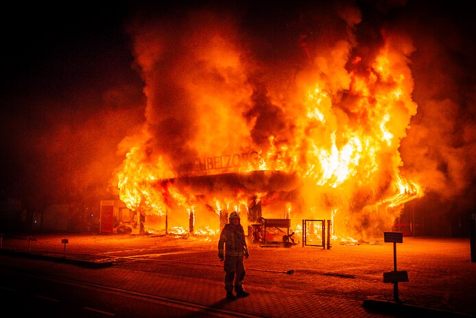 Zeer grote brand in meubelzaak, brandweer extra voorzichtig vanwege ...