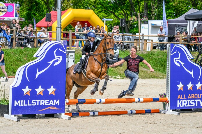 Concours Hippique Halsteren heeft een nieuwe (zand-)bodem om op door te ...