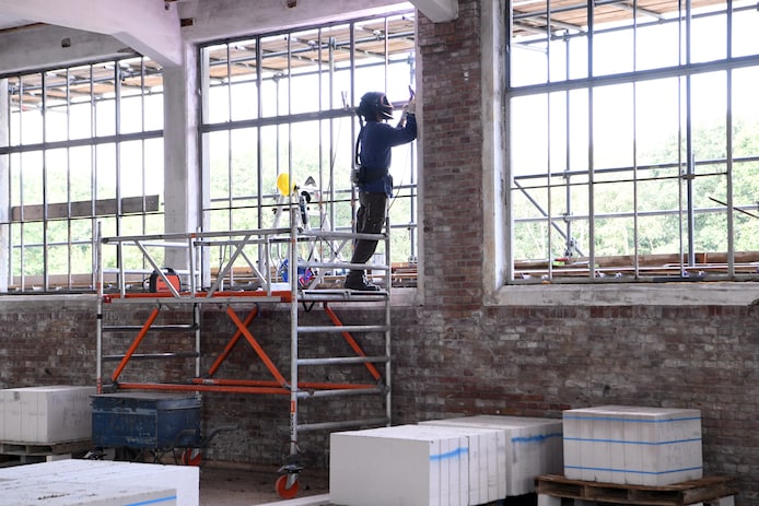 Schoenenlift en toilet met karakteristieke tegels: verbouwing oude ...