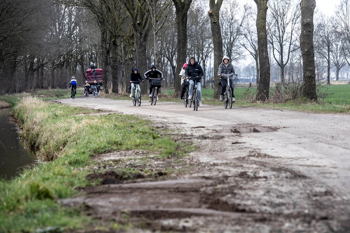 Scholier Tygho rijdt over ‘kuilenpad’ in Rijen en en ziet voorlamp in ...