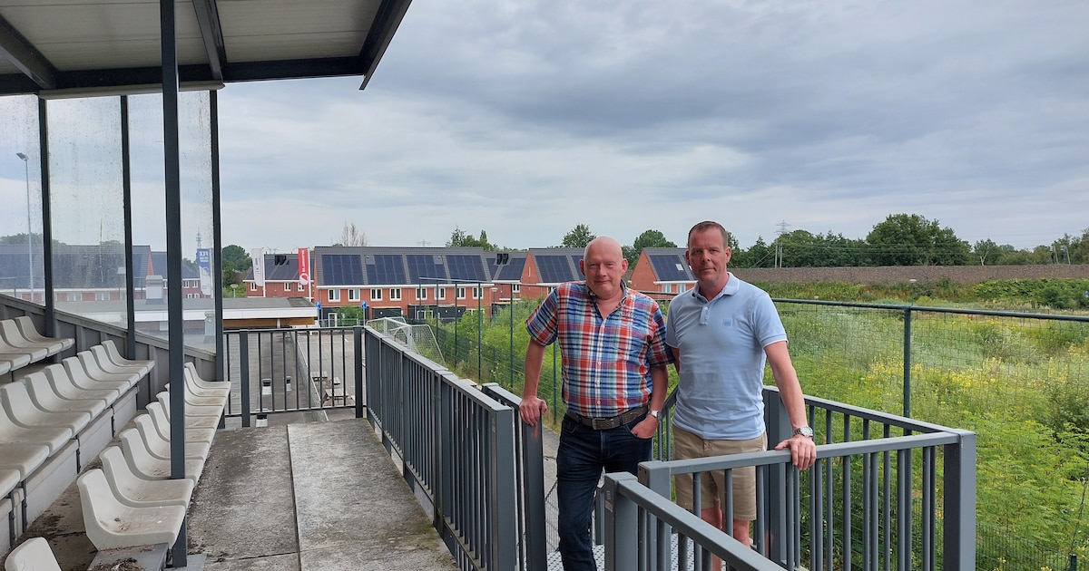 Voetbaltribune zonder veld na vijftien jaar bijna verleden tijd | Regio ...