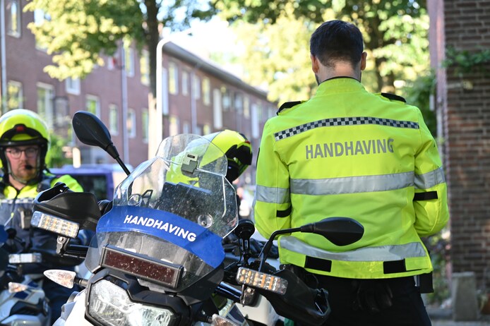 Man ‘niet blij’ met komst handhavers na klacht over geluidsoverlast en ...