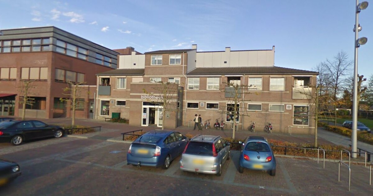 Mieke van den Akker exposeert haar vilten creaties in de bibliotheek in ...