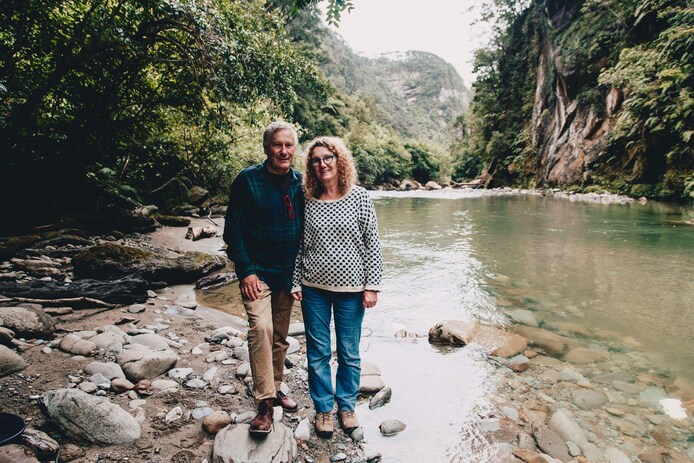Lia (71) besloot haar baan op te zeggen, aan de andere kant van de ...