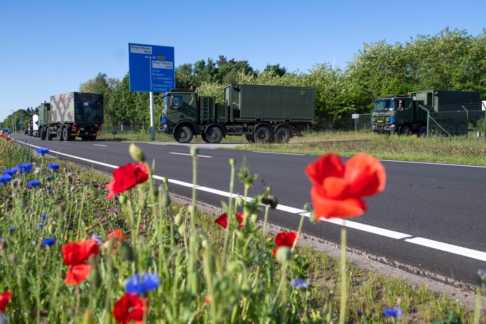 Colonne legervoertuigen verlaat vliegbasis Gilze-Rijen via poort aan de ...
