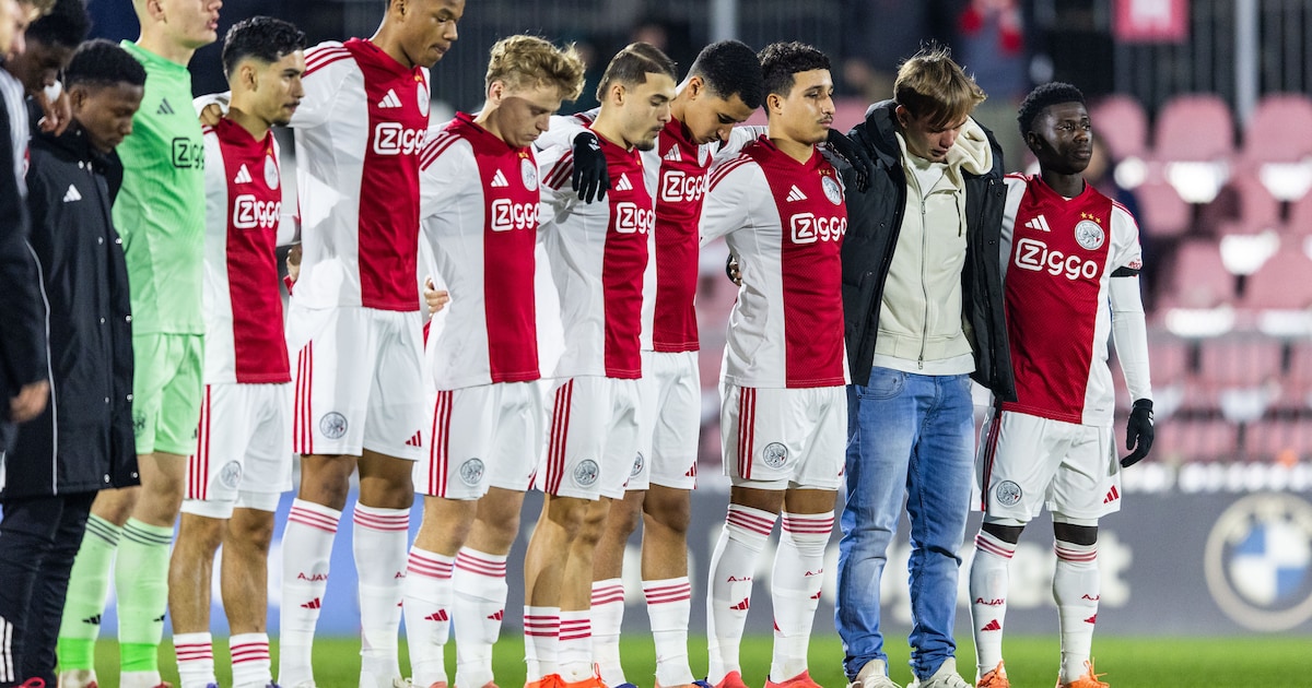 Jong Ajax in tranen bij eerbetoon voor overleden vriendin (21) van Mark Verkuijl | Voetbal | BN ...