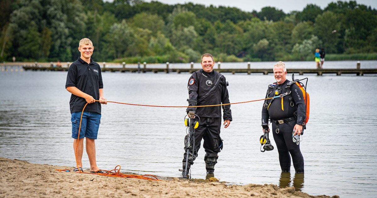 Mannen zoeken in water naar verlovingsring, maar zien dan meisje in ...