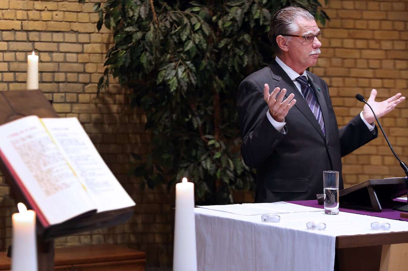 Verstoten, bedreigd en... springlevend: deze kerk gaat door | Foto ...