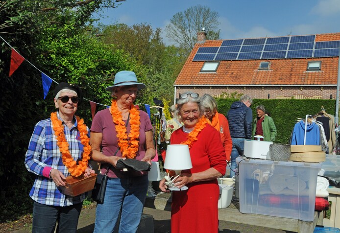Vrolijke handel en ‘mooie troep’ bij kleedjesmarkt: ‘We zijn gewoon ...