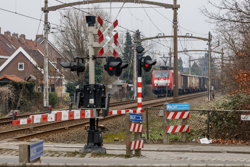 Automobi­list regelt zelf verkeer tijdens storing van spoorboom ...