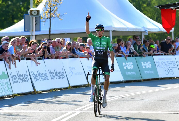 Martijn Rasenberg lijkt klaar voor het profpeloton, zwager Nino moet ...