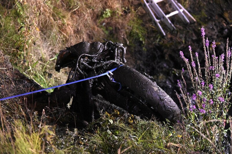 Motorrijder rijdt van weg af langs A16 bij Prinsenbeek, wordt ...