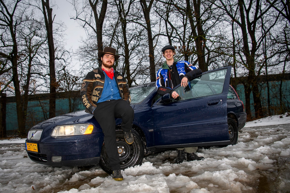 Koen en Marvin rijden 7500 kilometer naar Gambia om naaimachines te ...