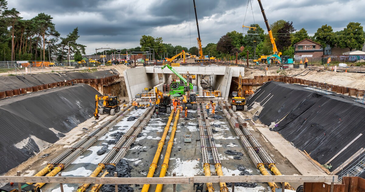 Hydraulische pompen duwen de tunnelbak in Rijen gestaag onder het spoor ...