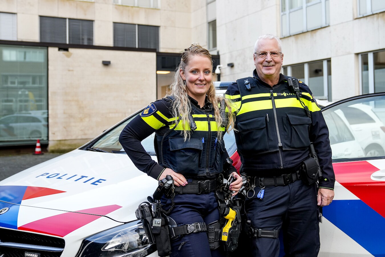 Mario stapt nog één keer in de politieauto, samen met dochter Liz: ‘Een ...