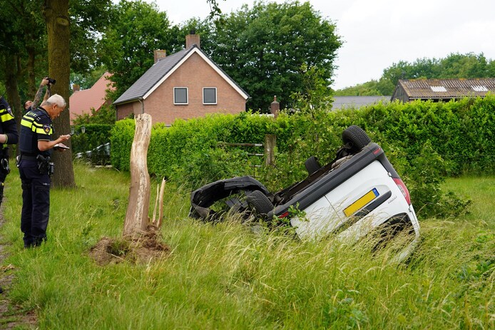 Vrouw schrikt van spin en komt met busje ondersteboven in greppel ...