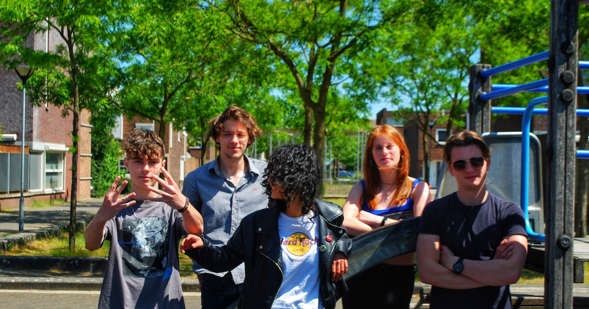 Sarah was vorig jaar nog vrijwilliger, nu staat ze op het podium bij ...