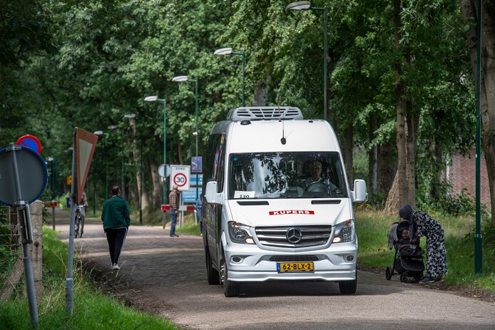 Veelbesproken weekendbus azc Gilze blijft rijden, maar tussenstops na ...