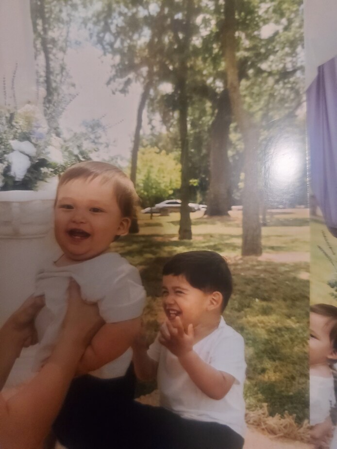 Kind (1) sterft in snikhete auto terwijl moeder lipfiller laat ...