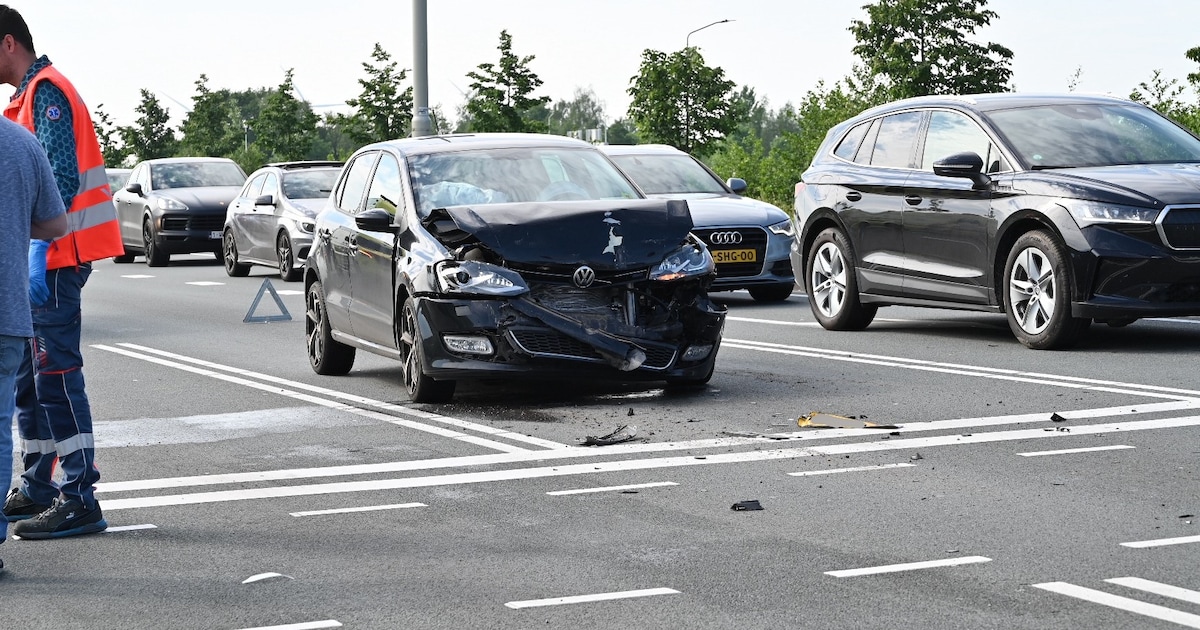Auto knalt achter op busje in Breda: voorkant in de kreukels | Breda ...