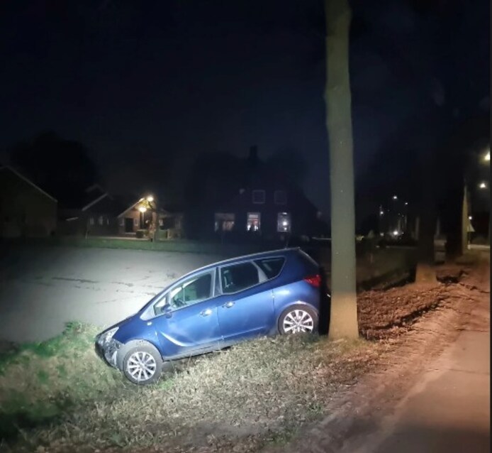 Automobilist wijkt uit voor paard en verliest daarbij macht over het stuur in Oosteind | 112 ...