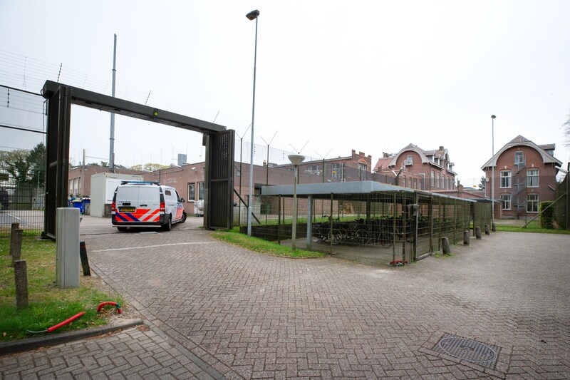 Gevangene pakt sleutel van bewaker af en mishandelt man in zijn cel in ...