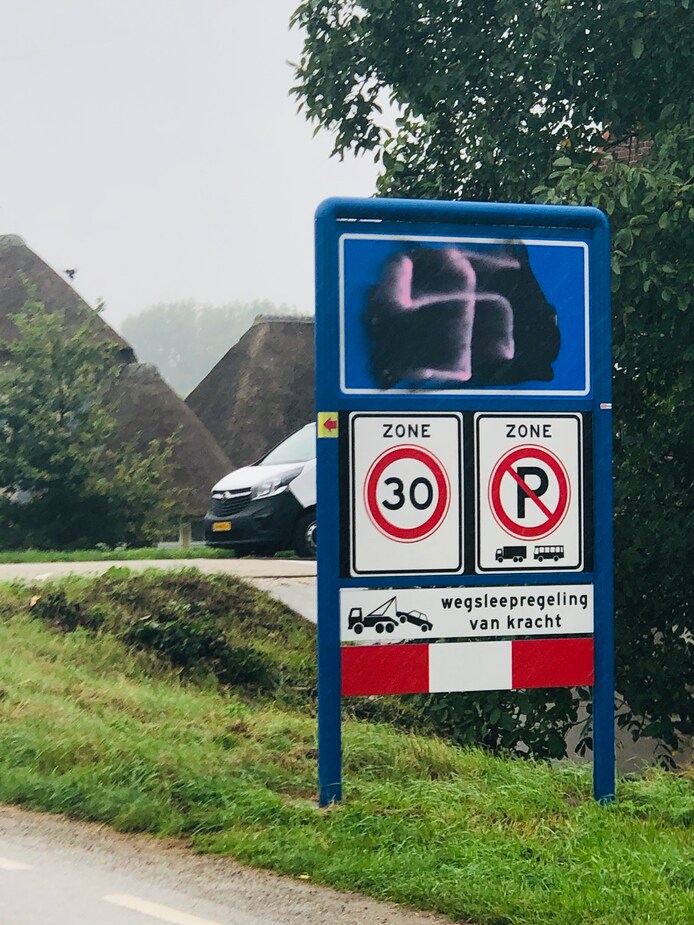 Hakenkruizen op vele borden in Hank geklad | Oosterhout | bndestem.nl