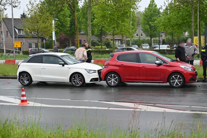 Kettingbotsing in Breda: vier auto’s klappen op elkaar | 112 nieuws Breda | bndestem.nl