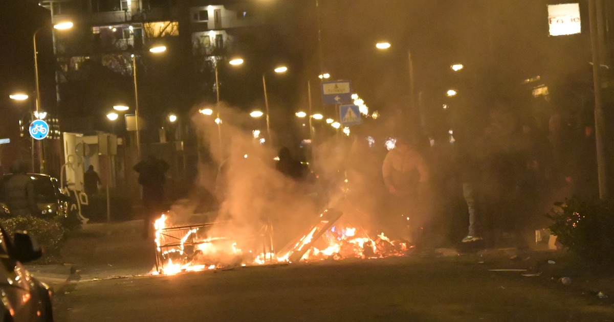 Grote onrust in Bredase wijk Tuinzigt door aangesto­ken vuur op straat ...