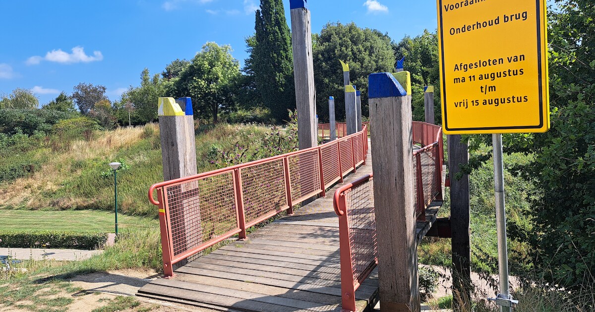 Scheuren in balken: voetgangersbrug gaat week dicht voor onderhoud ...