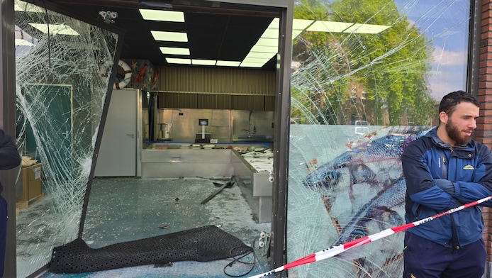 Anass staat achter de toonbank van Bergse viswinkel als auto ...