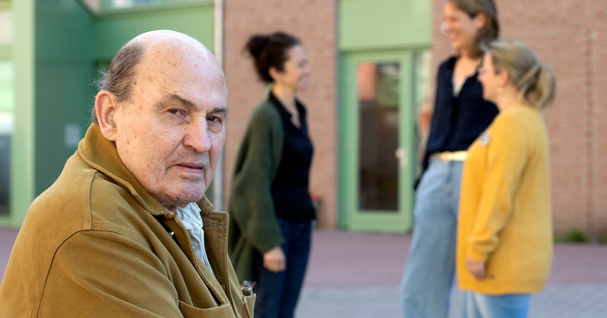John (71) woont samen met andere korsakovpatiënten: ‘Ik drink niet meer ...