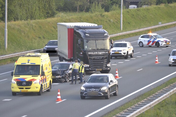 Botsing tussen vrachtwagen en auto op A16 bij Breda | 112 nieuws Breda | bndestem.nl
