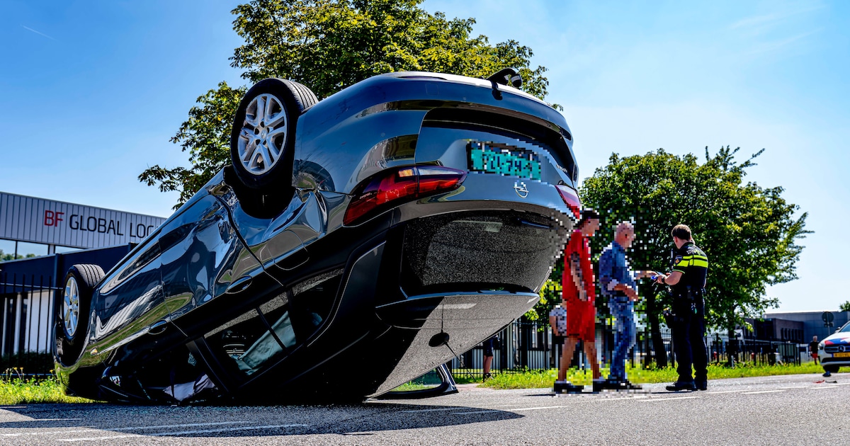 Auto belandt op zijn dak tijdens proefrit in Raamsdonksveer | Regio ...
