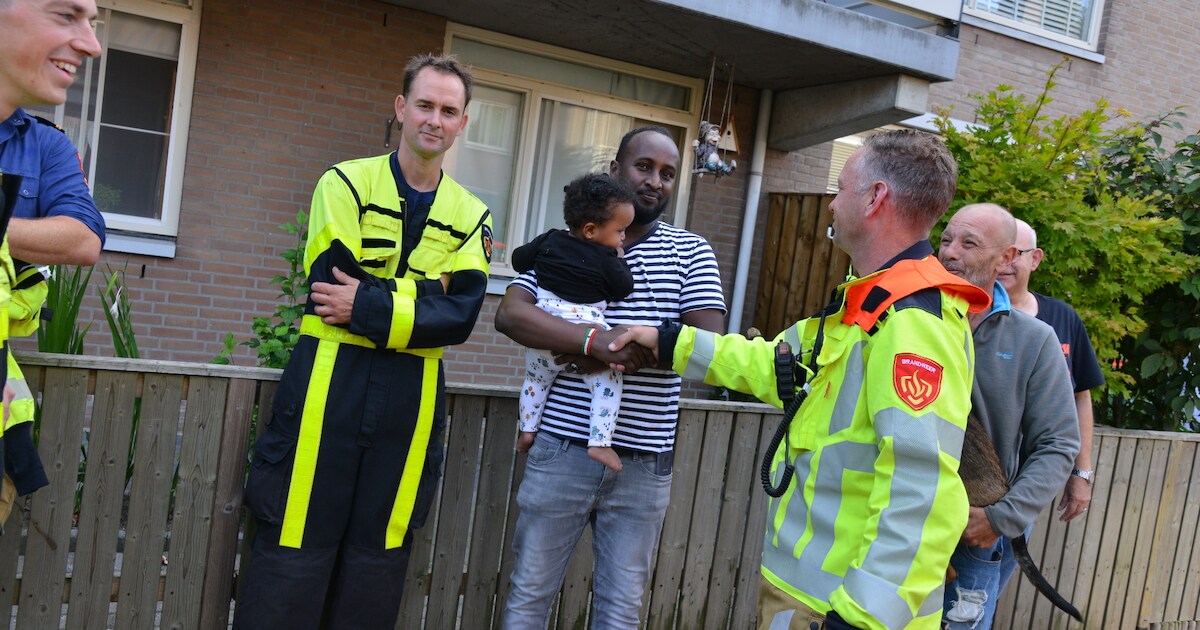 Bredase peuter doet binnen de deur op de knip, vader is buitengesloten ...