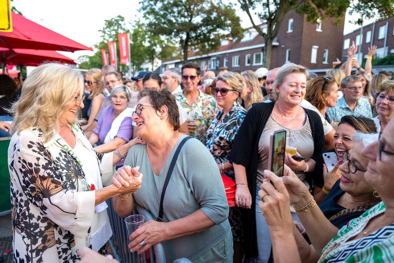 Corry Konings is ook na 55 jaar niet van het podium te slaan: ‘Dement ...