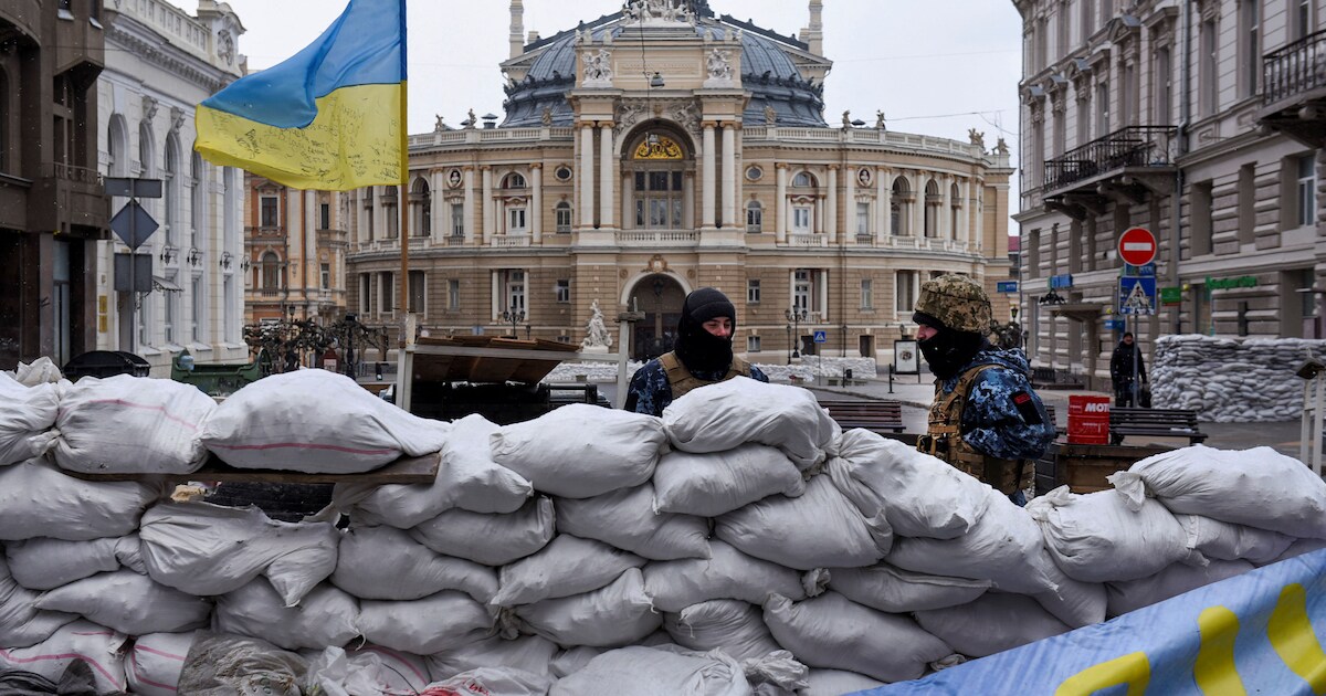 Op het strand van Odessa scheppen ze zand tegen de Russen | Buitenland ...