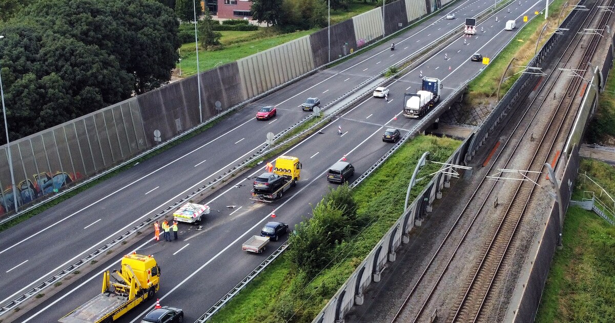 Automobilist botst op afzetting A15, flinke file en verkeer dwars door ...