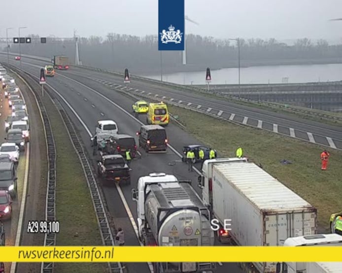 Ongeluk met vijf auto's op A29 richting Bergen op Zoom, snelweg weer open | Moerdijk | bndestem.nl