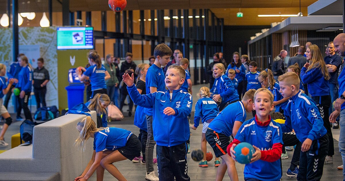 Als Orion niet in sporthal De Vijfsprong kan handballen, traint ze wel ...