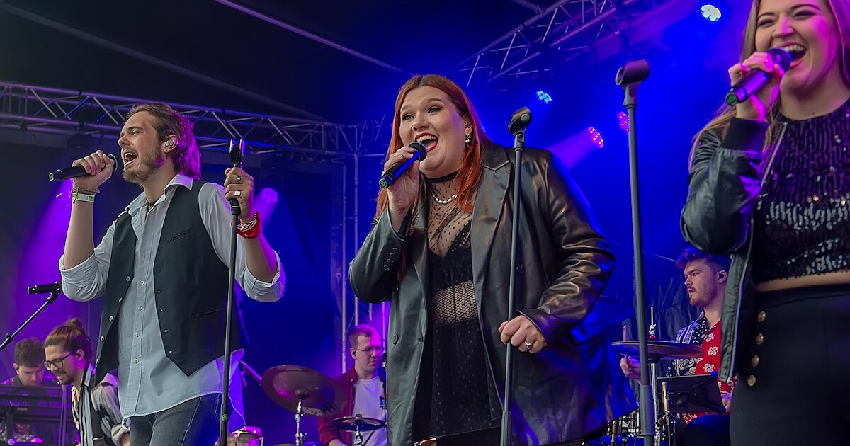 Amy Tweed treedt op in haar geboortedorp; Hoeven feest op de hits van ...